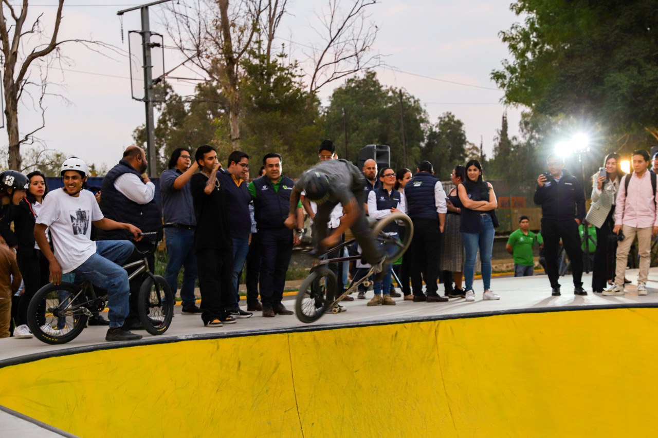 Visita Luis Nava el nuevo skate park en Alcanfores Sur - La Lupa
